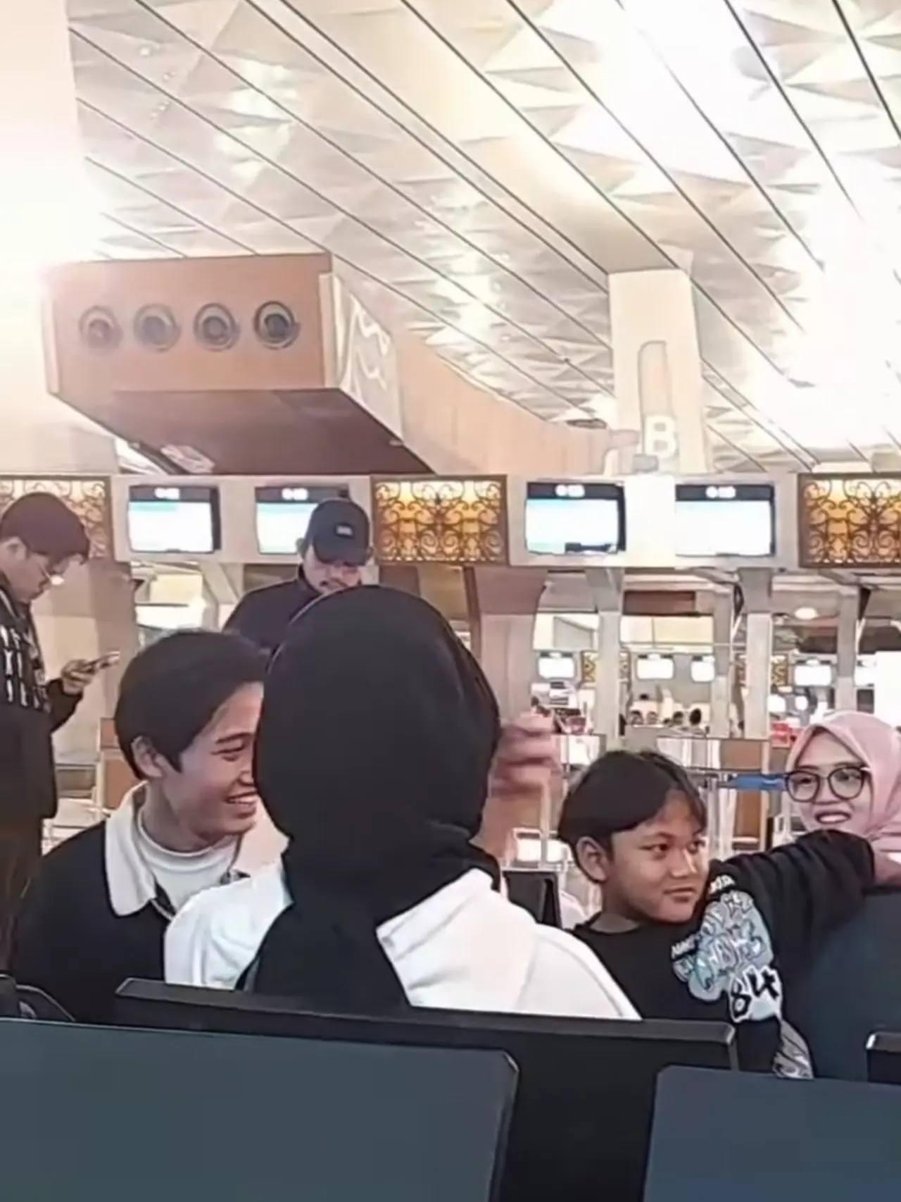 7 Potret Perdana Mahalini Bareng Santyka Pacar Sule, Outfitnya Jadi ...