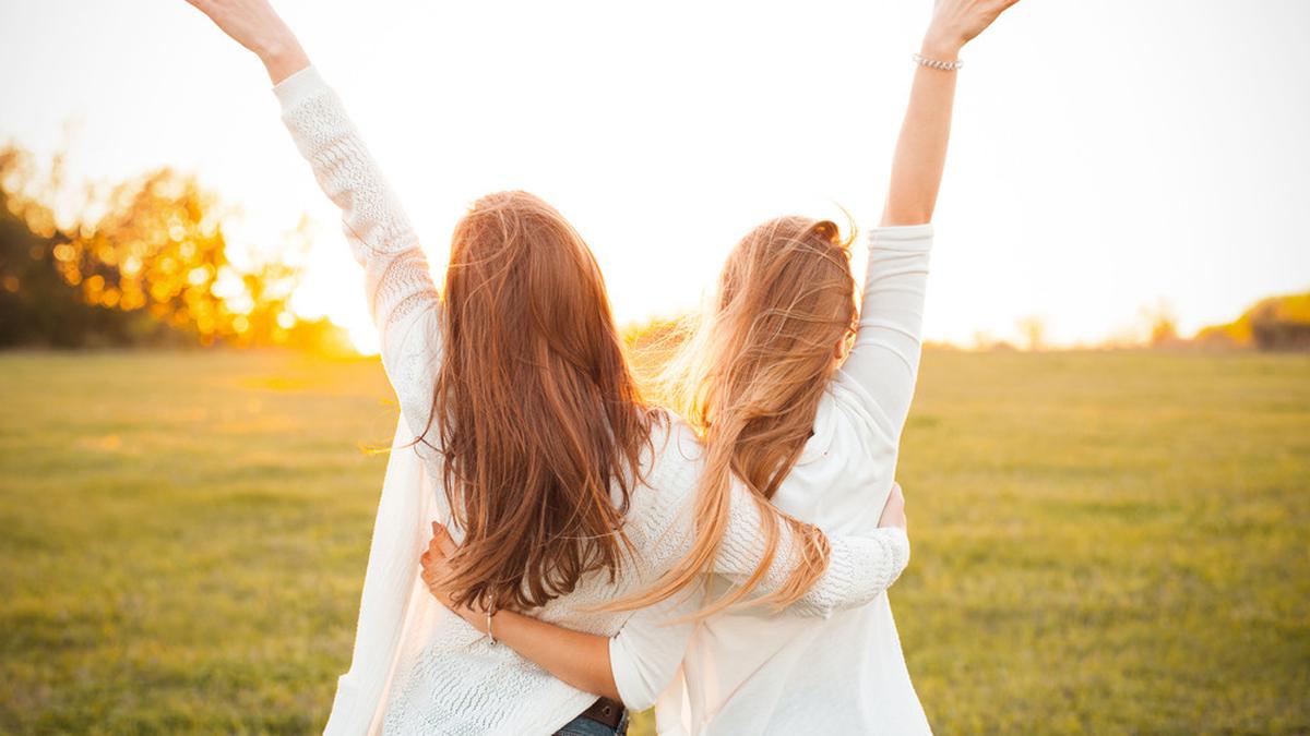 4 Ciri Teman yang Sefrekuensi, Mana yang Sudah Kamu Ketahui ...