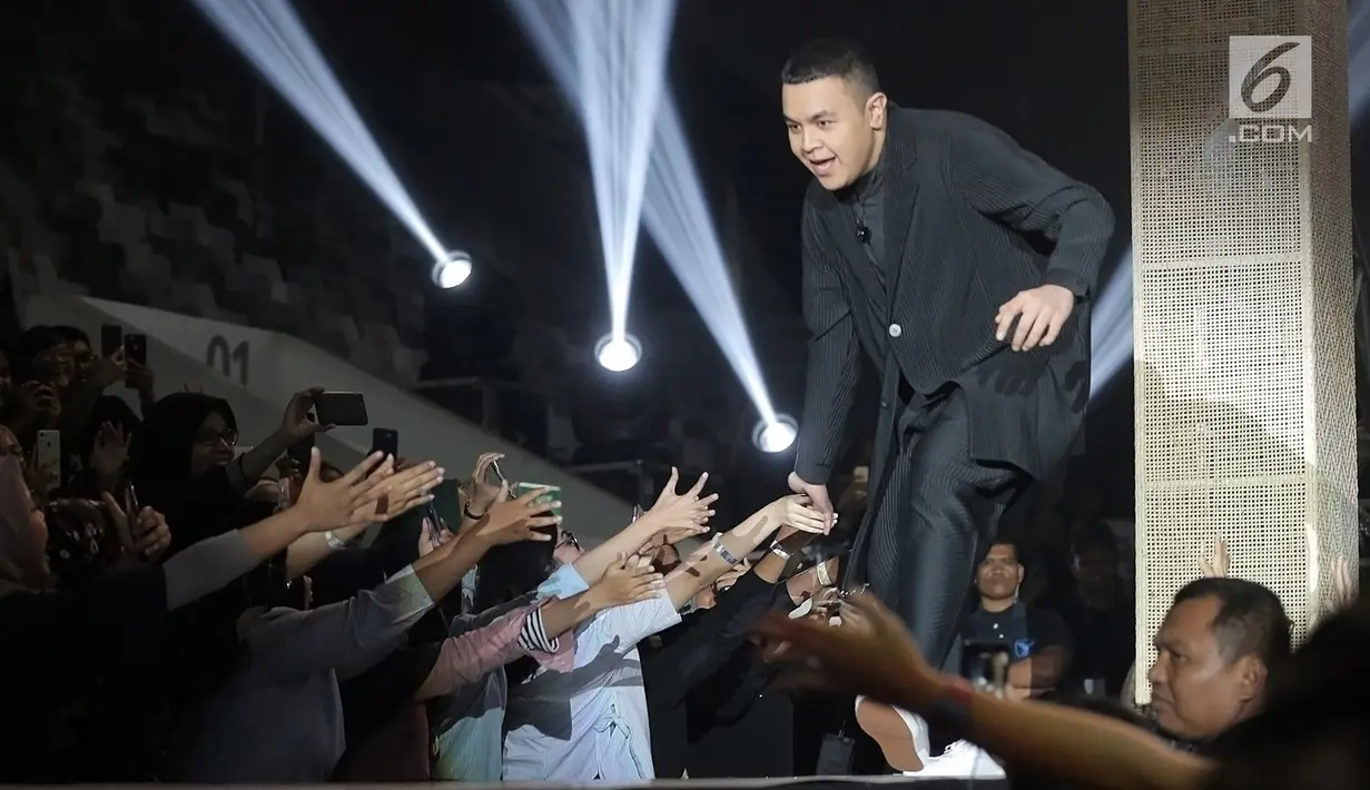 FOTO: Tulus Bius Ribuan Penggemar di Konser Monokrom - Foto Liputan6.com