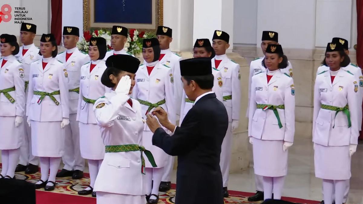 Pin Anggota Paskibraka Nasional Kachina Ozora Jatuh, Presiden Jokowi ...