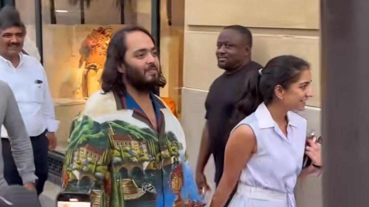Anant Ambani dan Radhika Merchant Terlihat Bergandengan Tangan di ...