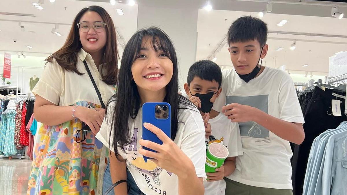 Si Paling Penurut, Potret Regas Anak Laki-Laki Hesti Purwadinata yang ...