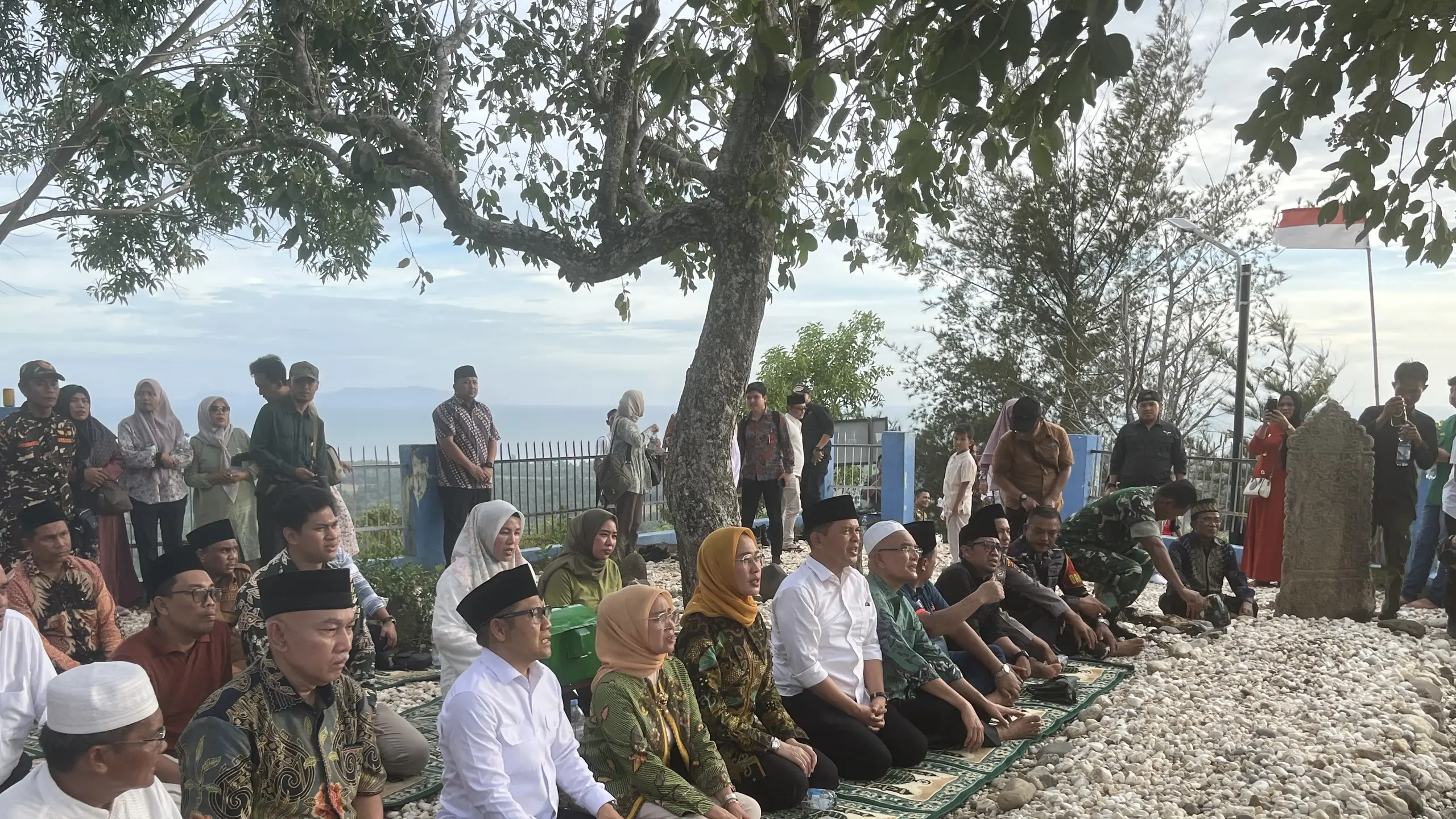 Peringati Hari Santri, Cak Imin ‘Mendaki’ Ratusan Anak Tangga Ziarah ...