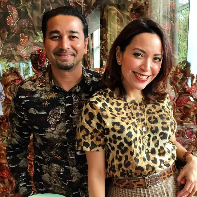 Jarang Tersorot, Ini 6 Potret Kebersamaan Umar Lubis dan Istri - Hot ...