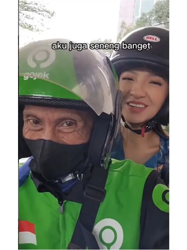 6 Potret Bahagia Driver Ojol Babeh Ary Bonceng Raline Shah, Keliling Jakarta - Hot Liputan6.com