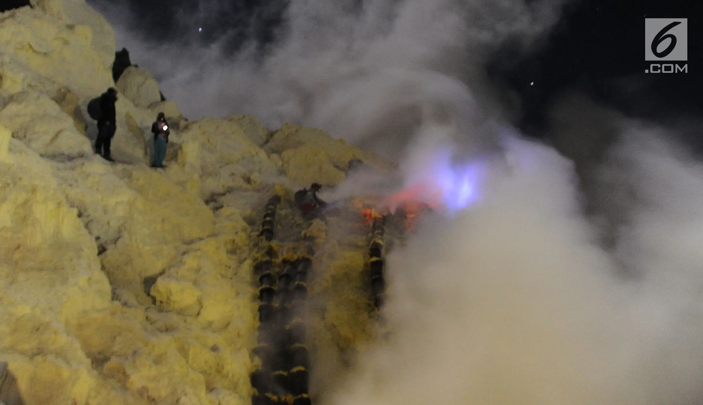 FOTO: Fenomena Alam Blue Fire Jadi Daya Tarik Wisatawan - Foto Liputan6.com