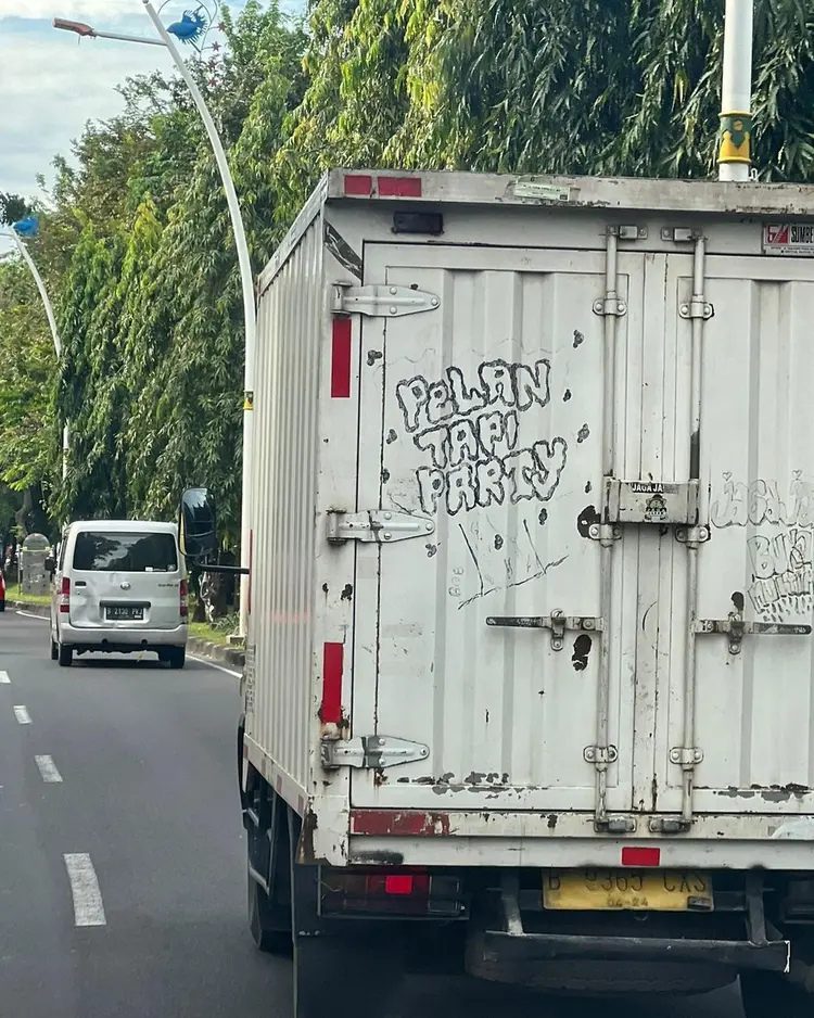 Tulisan Receh di Truk Ini Sukses Hilangkan Bete di Kemacetan, Ada yang Bikin Ngakak hingga Jadi ...