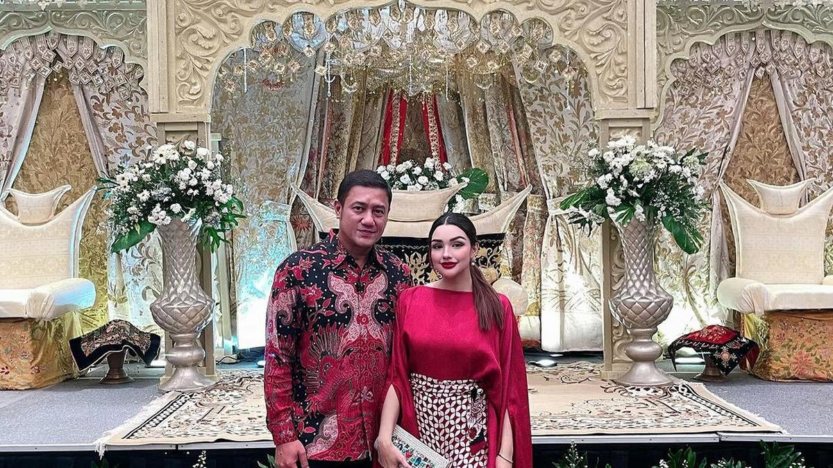 Potret Nurah Syahfirah dan Teuku Rafly Pasya saat Kondangan, Kompak Kenakan Batik Merah ...