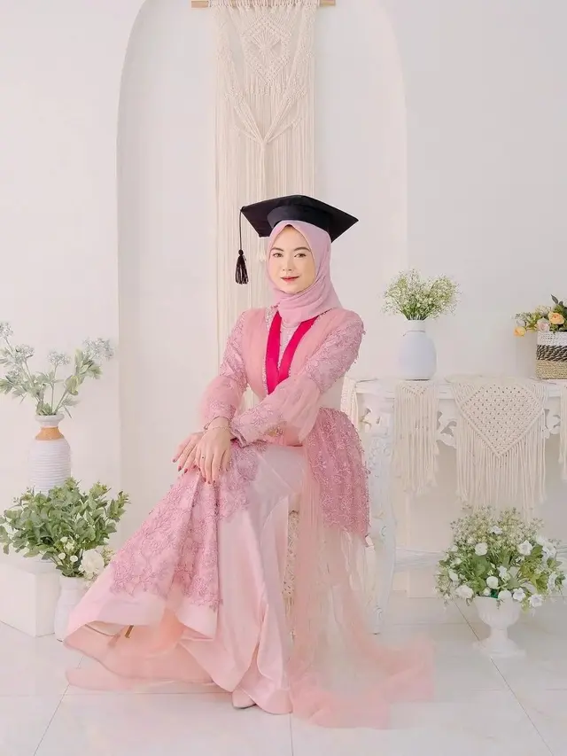 10 Bahan Gamis Wisuda Syar'i, Nyaman dan Tampil Elegan - Hot Liputan6.com