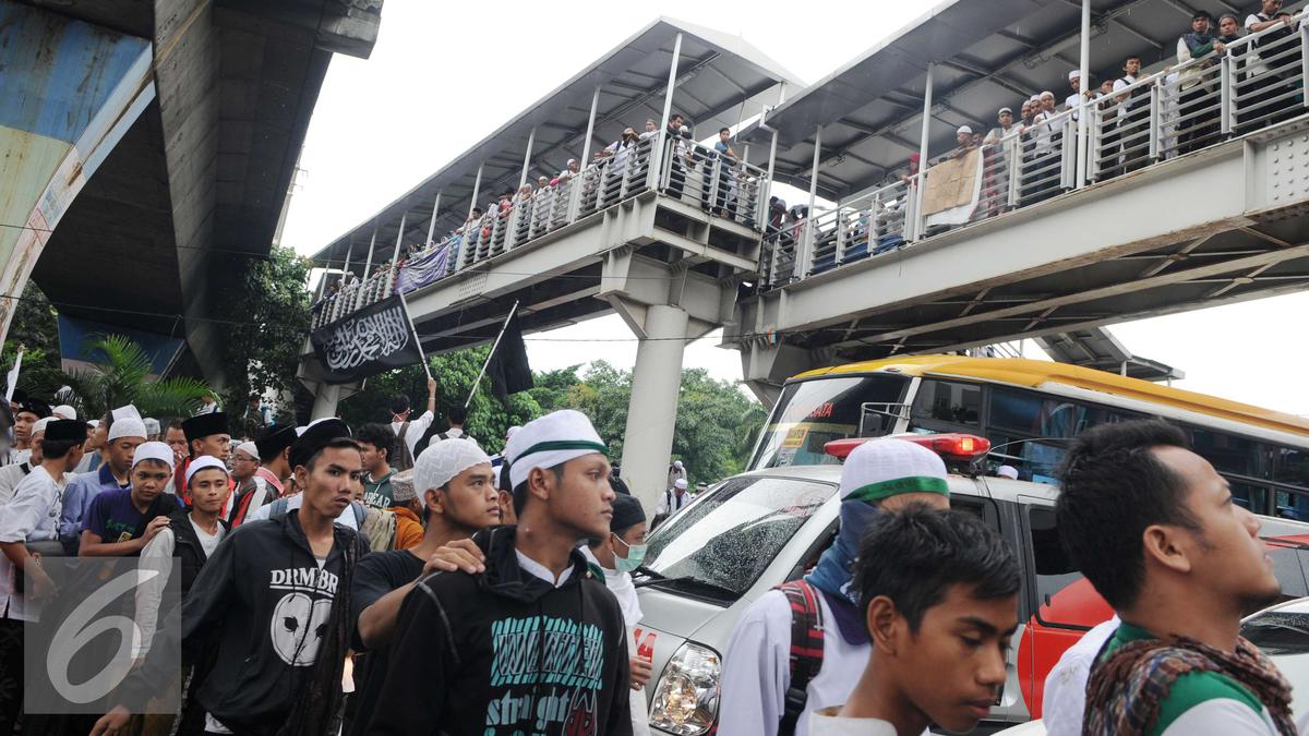 Menggoyang Ahok di Aksi 212 - News Liputan6.com