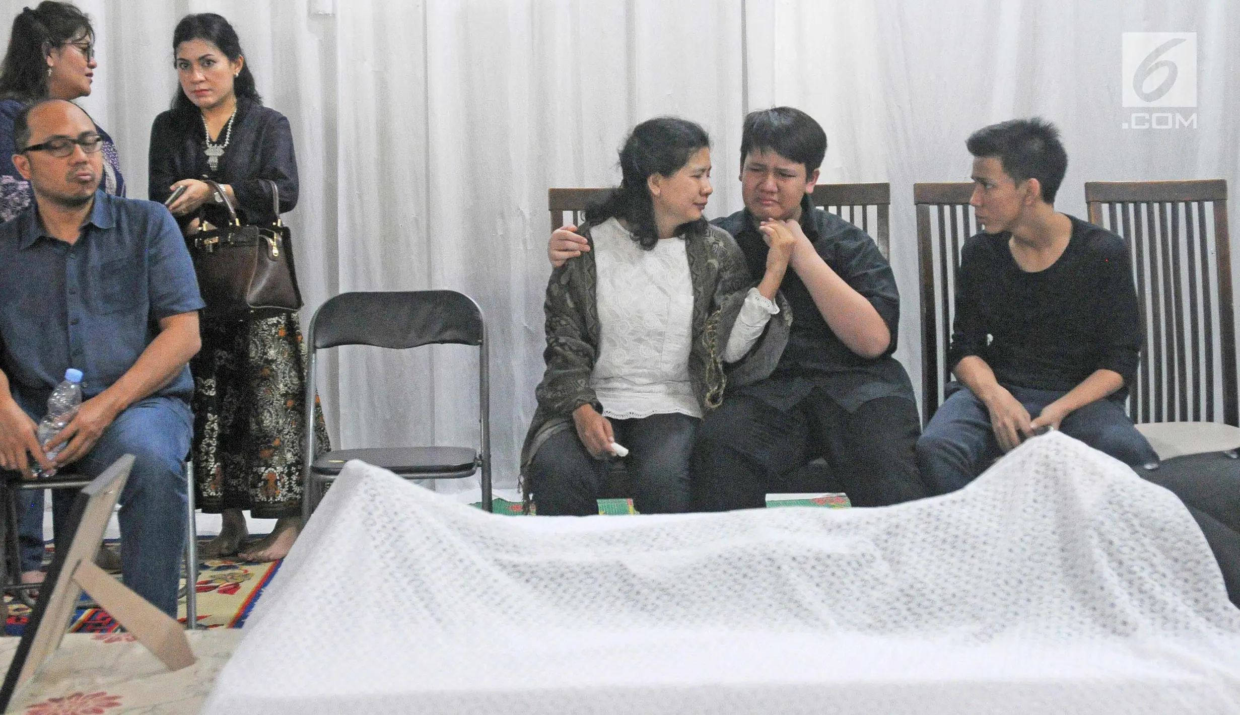 FOTO: Begini Suasana Rumah Duka Aktor Laga Advent Bangun - Foto Liputan6.com