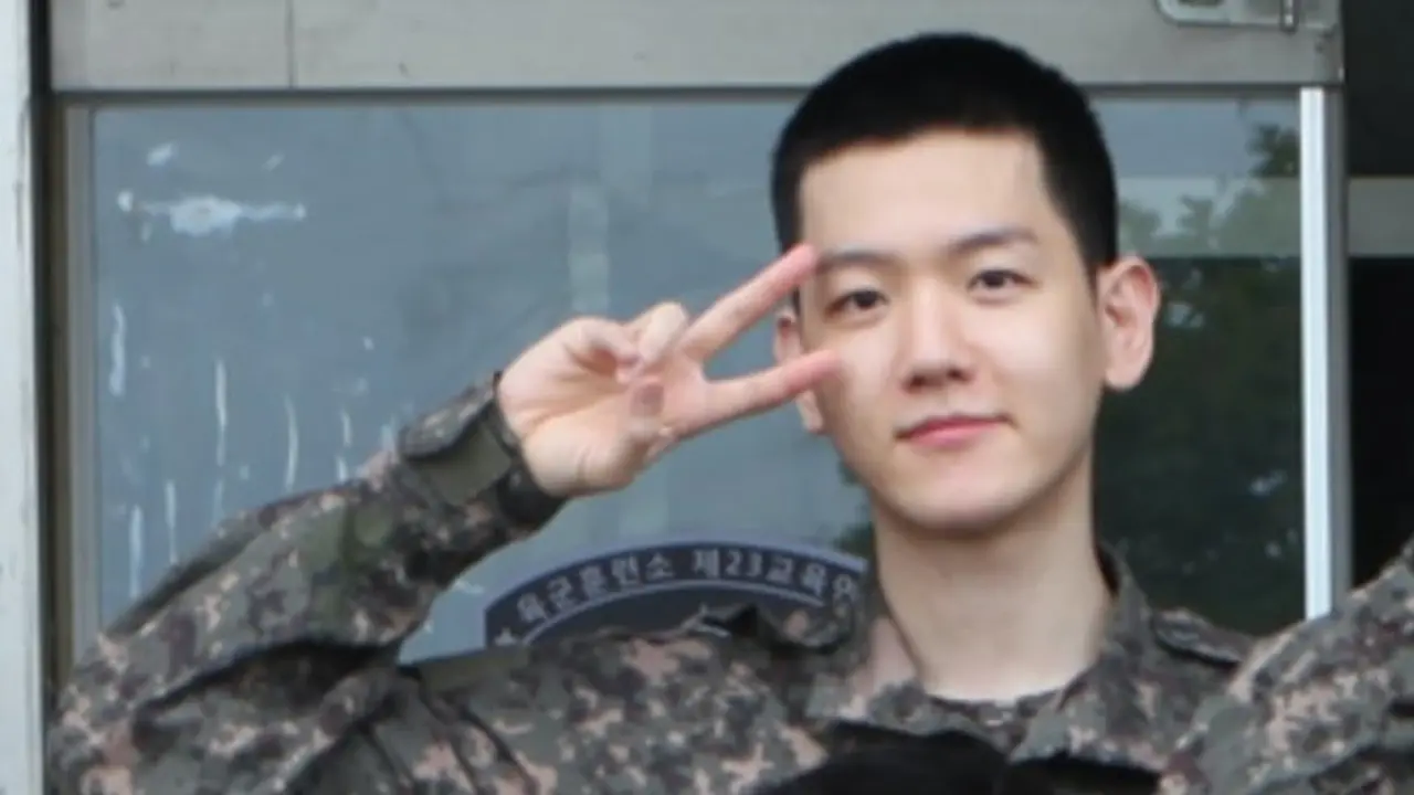 Pose Baekhyun EXO Saat Kenakan Seragam Militer - Entertainment Fimela.com
