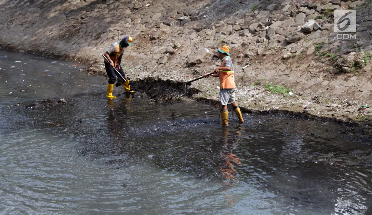 FOTO: Gunakan Cara Manual, Pekerja UPK Badan Air Bersihkan Kali Cideng - Foto Liputan6.com