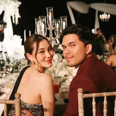 6 Potret Anggunnya Aaliyah Massaid Kenakan Kebaya Baby Blue saat Terima Lamaran Thariq ...