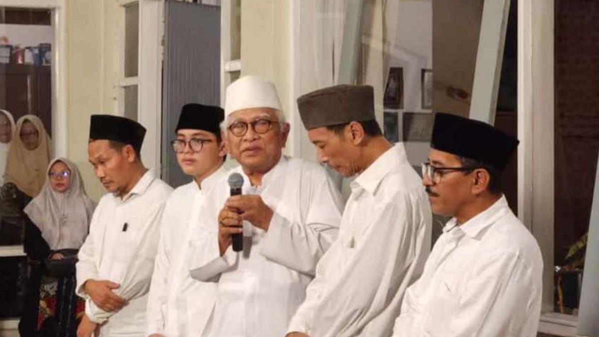 Jenazah KH EM Nadjib Hassan Kudus Dilepas Ribuan Pelayat, Gus Mus: Saya Bersaksi Beliau Orang ...