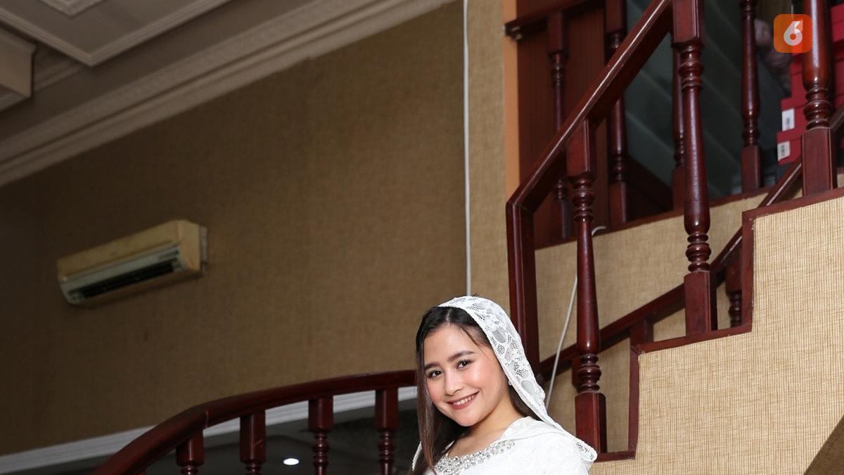 Kecewa, Prilly Latuconsina Batal Salat Ied - Islami Liputan6.com
