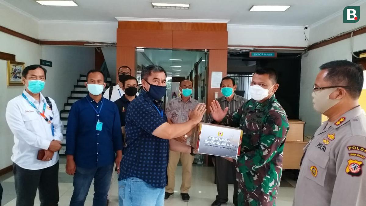 KONI Jabar Serahkan 2.000 Ribu Paket Sembako di Tengah Pandemi COVID-19 ...