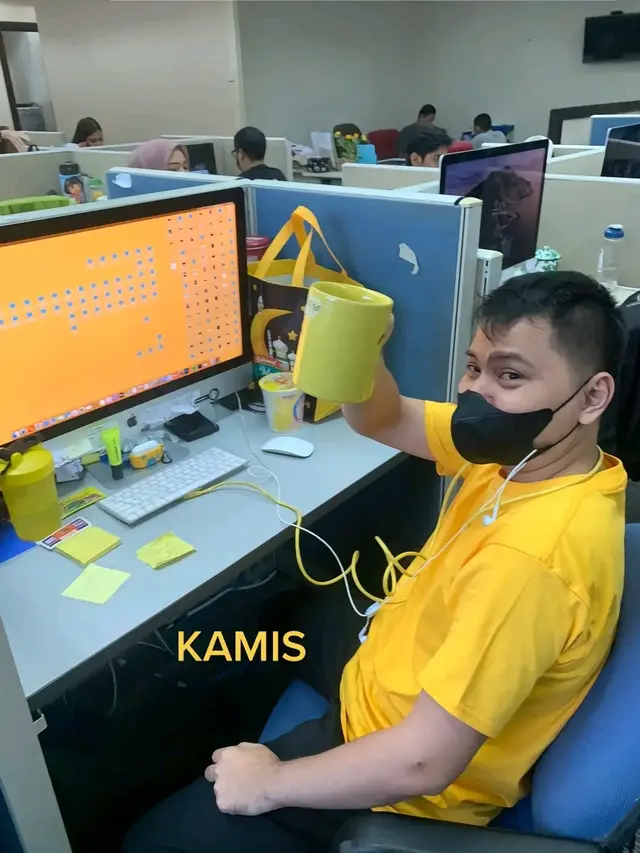 7 Potret Pria Pakai Outfit Dan Alat Kantor Berwarna Senada Ini Viral Selalu Nyentrik Hot 