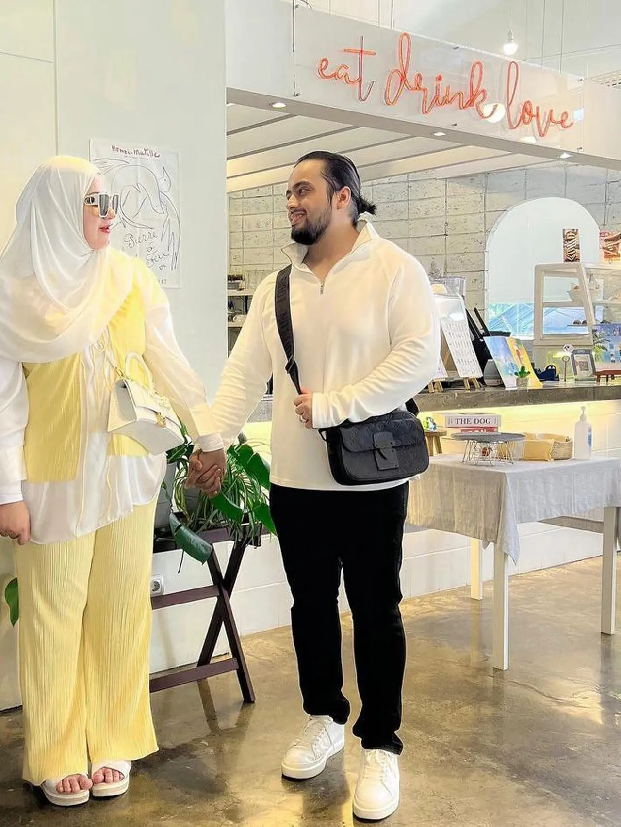 8 Gaya Tasyi Athasyia dan Suami yang Kerap Tampil Kompak dengan Busana ...