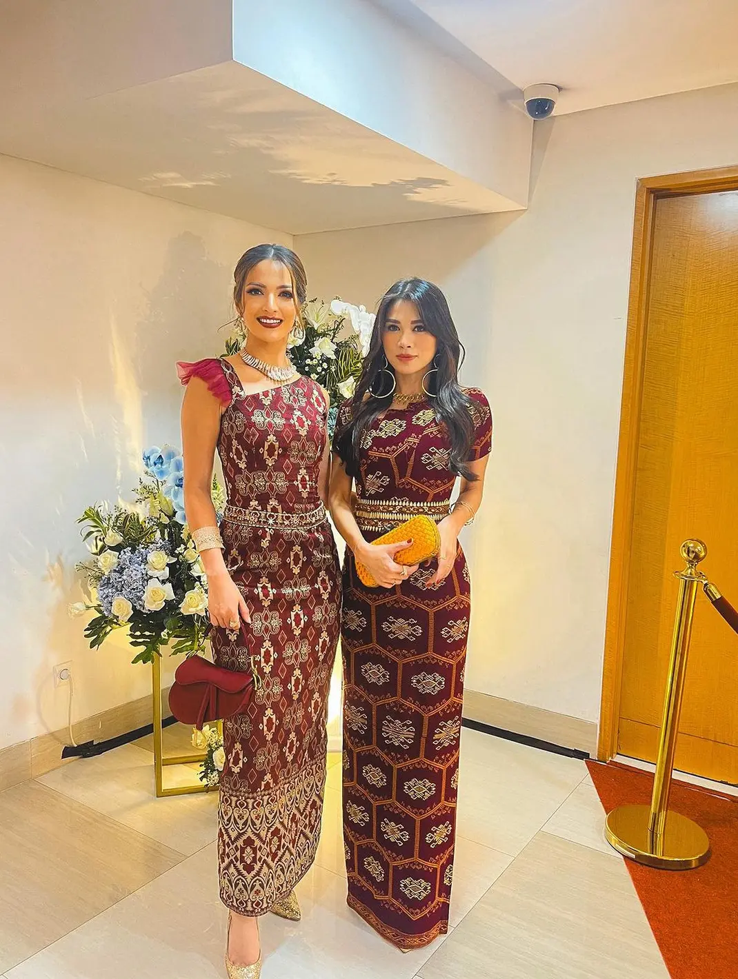 6 Gaya Elegan Nia Ramadhani Modifikasi Kain Tenun Sumba Timur Jadi ...