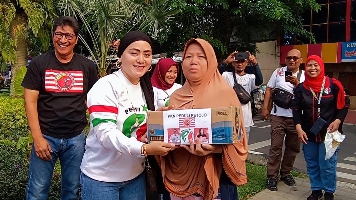 Penyanyi Anies Atla Bersama Pertiwi Nusantara Bantu Korban Kebakaran Di