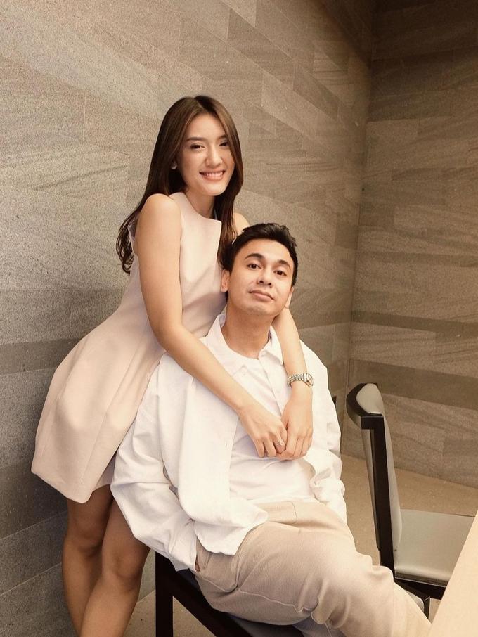 Foto Bareng Istri, Wajah Raditya Dika Bikin Salfok - Entertainment ...