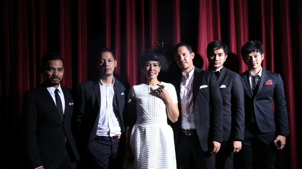 Lirik Lagu Pertama - Maliq & D'Essentials - Ragam Bola.com