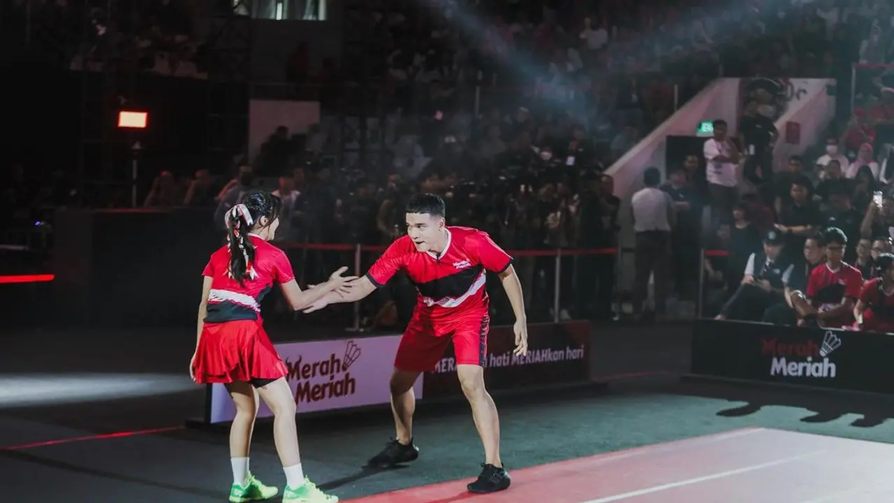 7 Potret Kompaknya Fuji dan Fadly Faisal Tampil Satu Tim Main Badminton ...