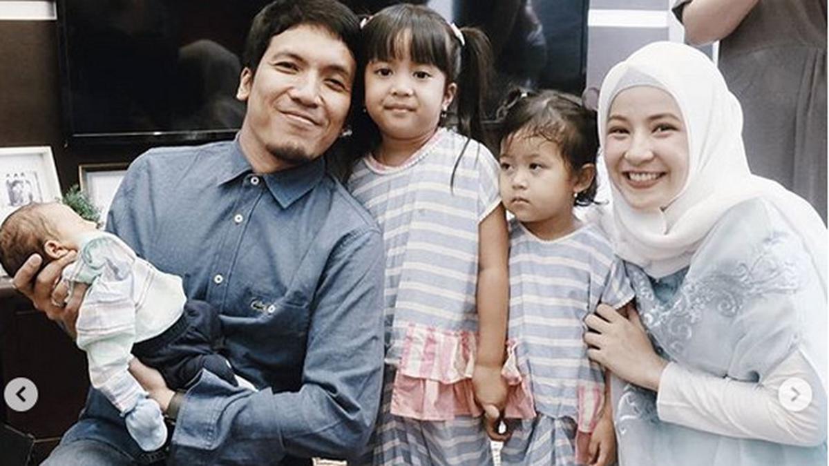Potret Akikah Anak Ketiga Desta dan Natasha Rizky - Photo Fimela.com