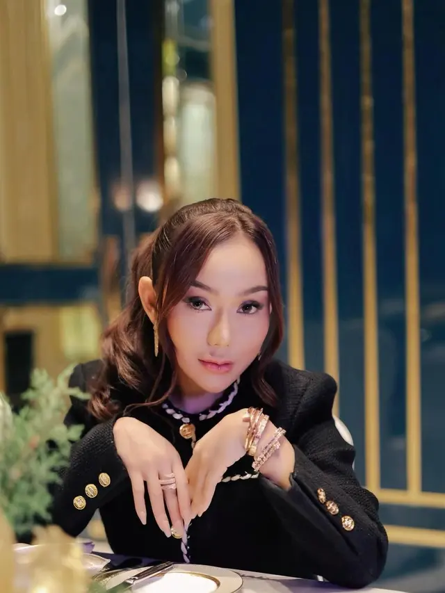 Selebgram dan Pengusaha Putri Permata Menang Lelang Amal Sepeda Motor ...