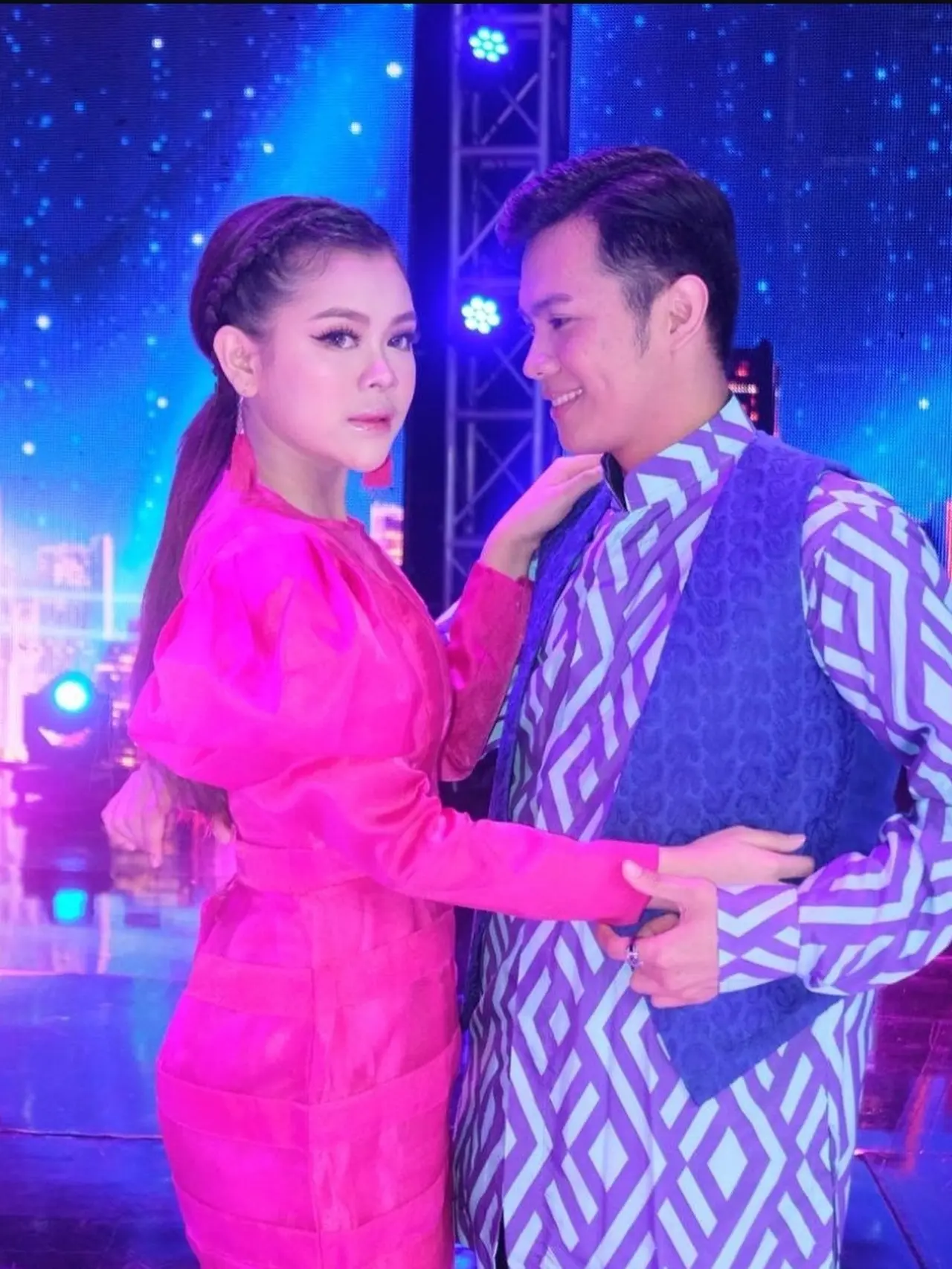 7 Potret Romantis Tama Kim Jadi Penari Latar Melly Lee, Cinlok di ...