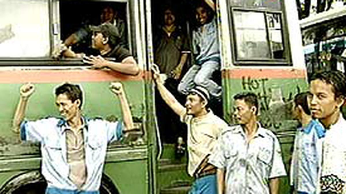 Bus Mayasari Bakti Kembali Beroperasi - News Liputan6.com