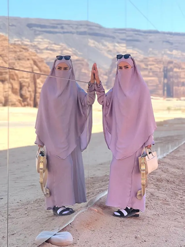 Tampil Berhijab, 7 Potret DJ Verny Hasan Saat Umrah Ini Tuai Sorotan ...