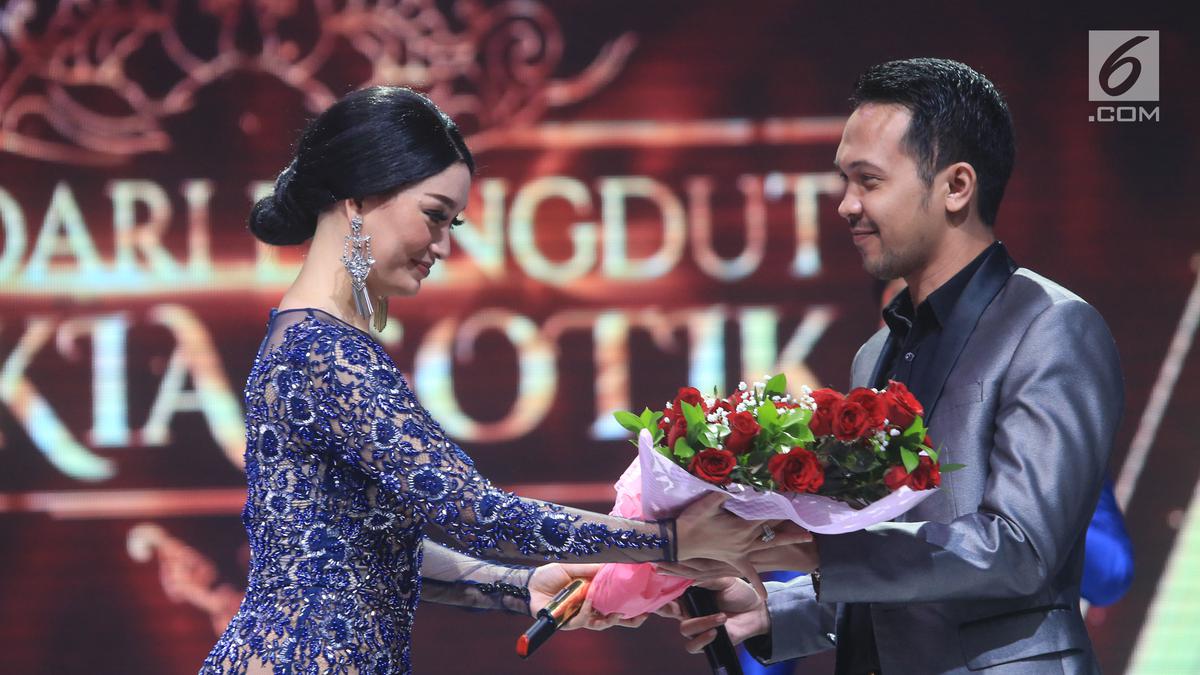 Romantis, Diberi Bunga Zaskia Gotik Dilamar Kekasihnya saat Konser