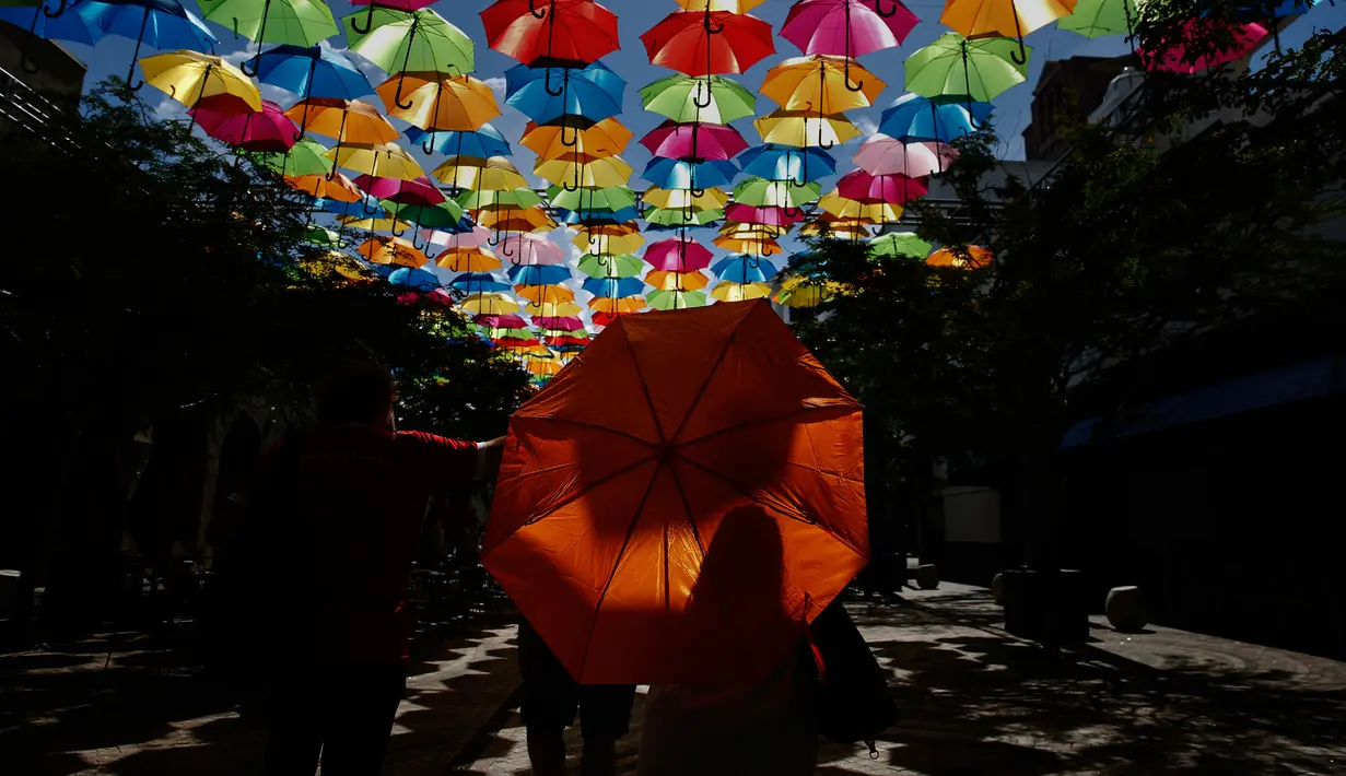 FOTO: Payung-payung Cantik Warnai Langit Coral Gables di Florida - Foto ...