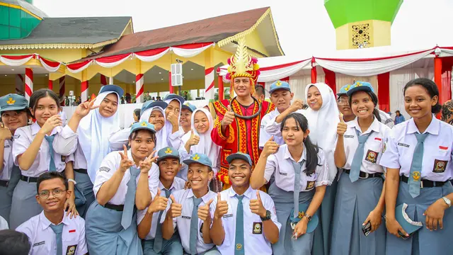 Musa Rajekshah Kenakan Baju Adat Nias Selatan pada Peringatan HUT ...