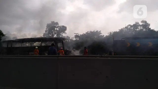 Bus Penumpang Terbakar di Tol Cikampek, Lalu Lintas Macet 5 Kilometer - News Liputan6.com