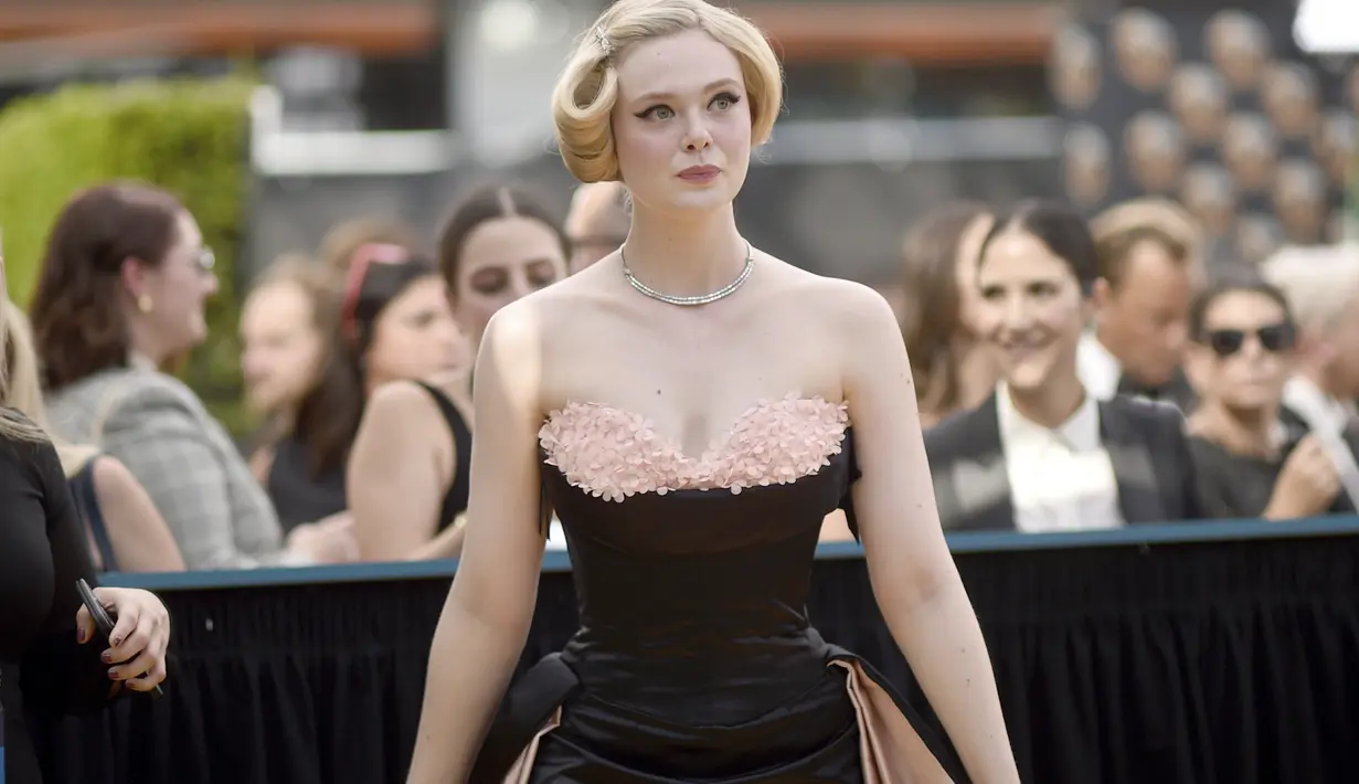 Pesona Elle Fanning di Emmy Awards 2022, Tampil Anggun dan Menawan ...