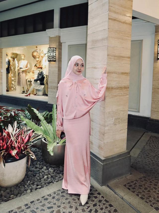 6 Potret Fashion Hijab Aya Balqis, Inspirasi Gaya Modis dan Santai