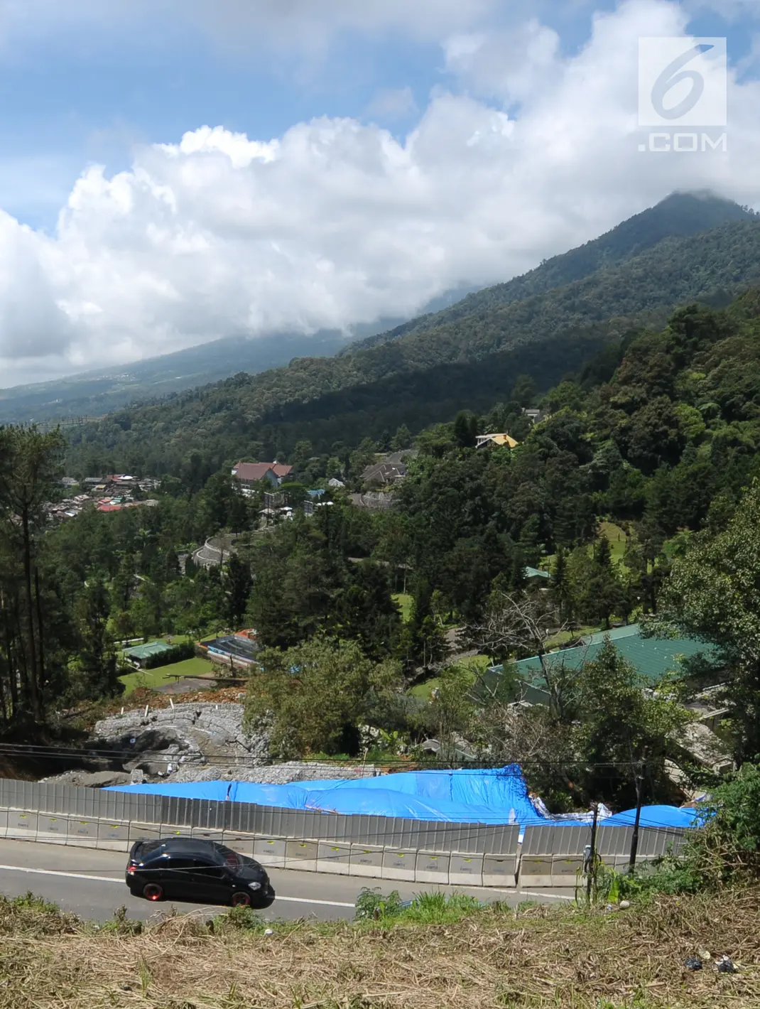 FOTO: Jalur Longsor Puncak Pass Sudah Bisa Dilalui Kendaraan - Foto ...