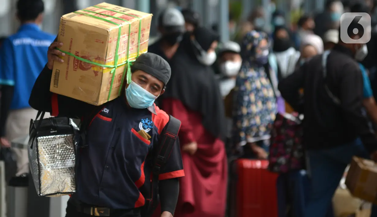 FOTO: Larangan Mudik Berakhir, Stasiun Senen Ramai Pemudik Susulan - Foto Liputan6.com