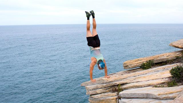 Cara Melakukan Handstand bagi Pemula dan Aspek-Aspek yang Perlu ...