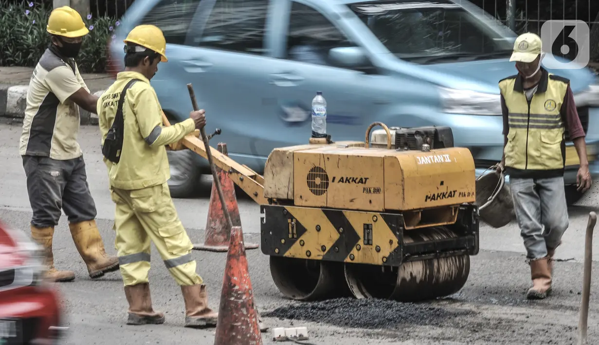 FOTO: Perbaikan Jalan Berlubang di Cawang - Foto Liputan6.com