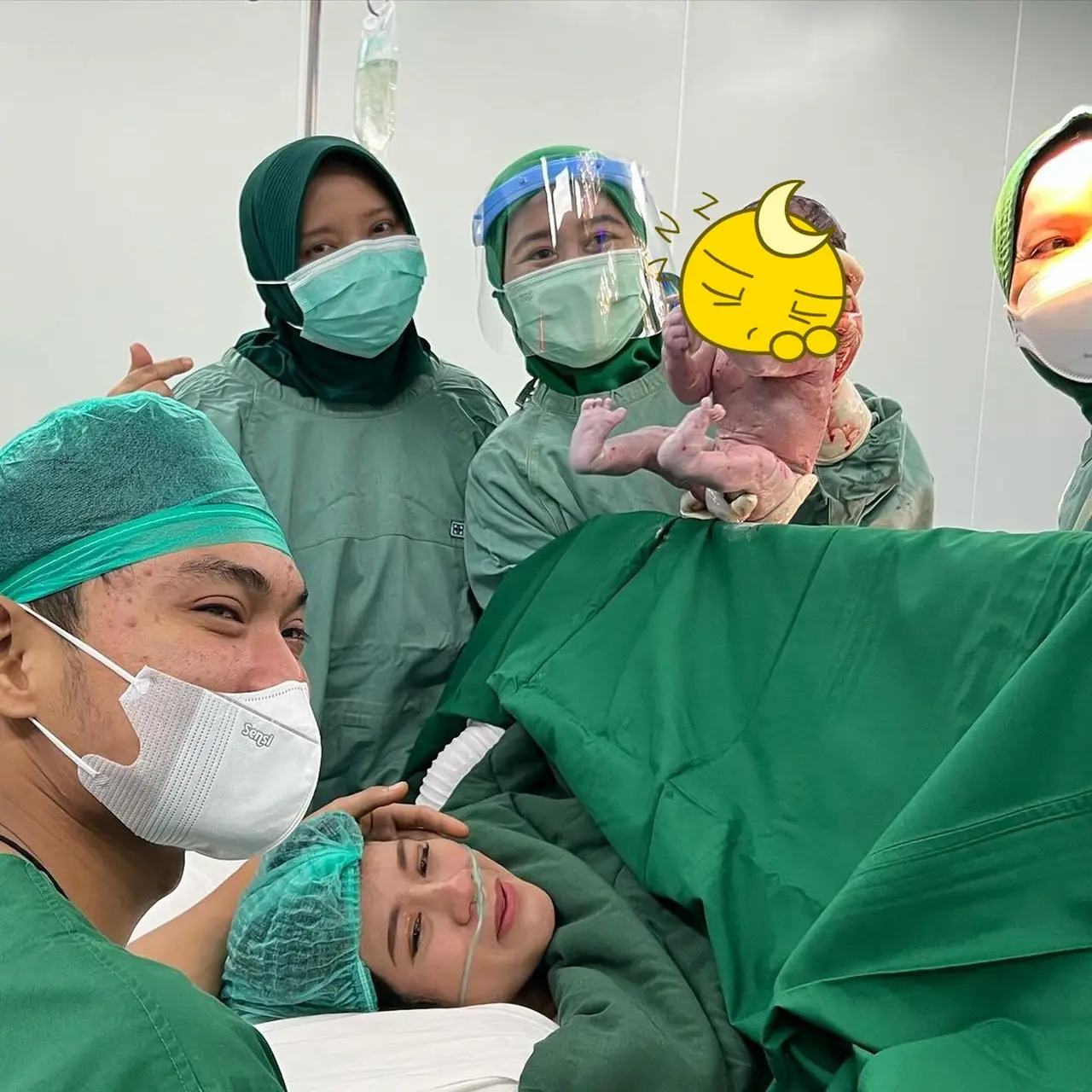 7 Potret Nabila Maharani Melahirkan Anak Pertama, Tri Suaka Jadi Ayah Siaga - Hot Liputan6.com