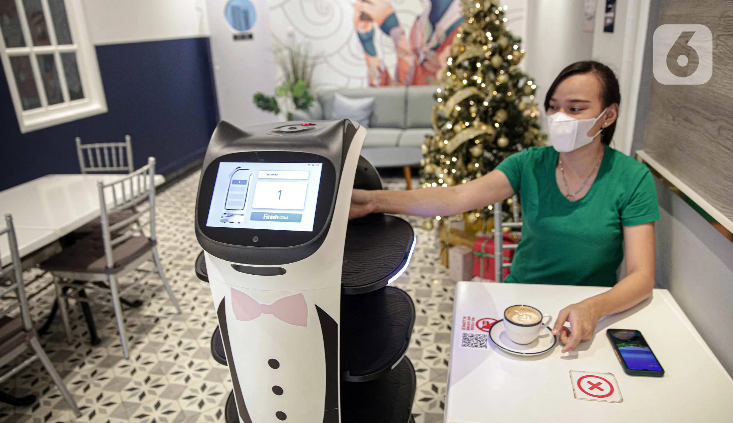 FOTO: Kafe di Pasar Baru Gunakan Robot Pengantar Pesanan Pelanggan ...