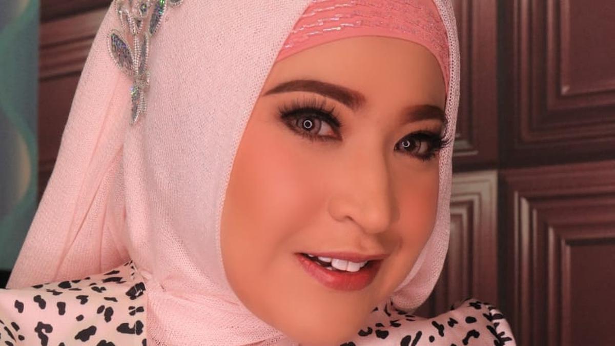 Neng Wirdha Diserbu Fans saat Nyanyi di Radio