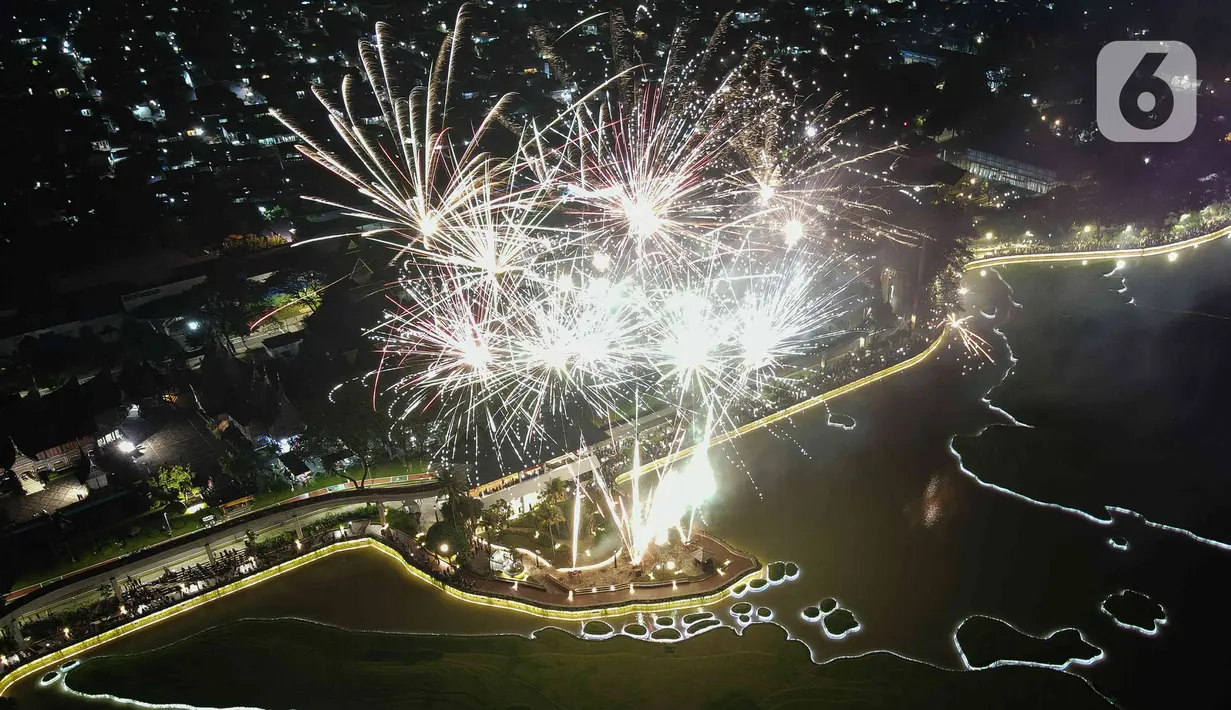 Pesta Kembang Api Sambut Tahun Baru 2023 di TMII - Foto Liputan6.com