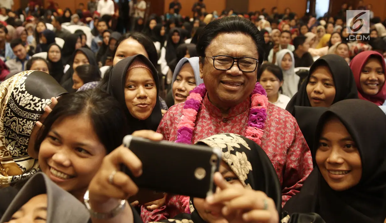 FOTO: Berkalung Bunga, Oesman Sapta Beri Kuliah Kebangsaan di ...