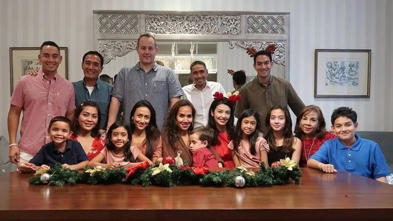 Resmi Menikah, Ini 6 Potret Mesra Velove Vexia dan Zakry Sulisto - Hot ...