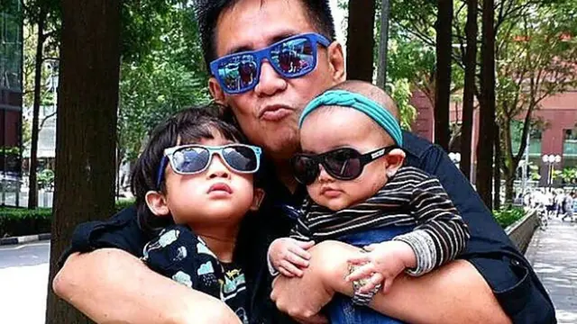 Mengenang Sys NS, Kakek Muda yang Gaul Sampai Tutup Usia - Fashion ...